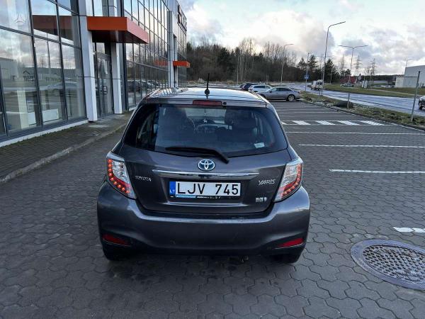 Pelēks Toyota Yaris 2012 Viļņa, ar dzinēja tilpumu 1.50 L un nobraukumu 194 tūkst. km par 5899 €, foto 4 vietnē AUTOMOTO.COM.LV