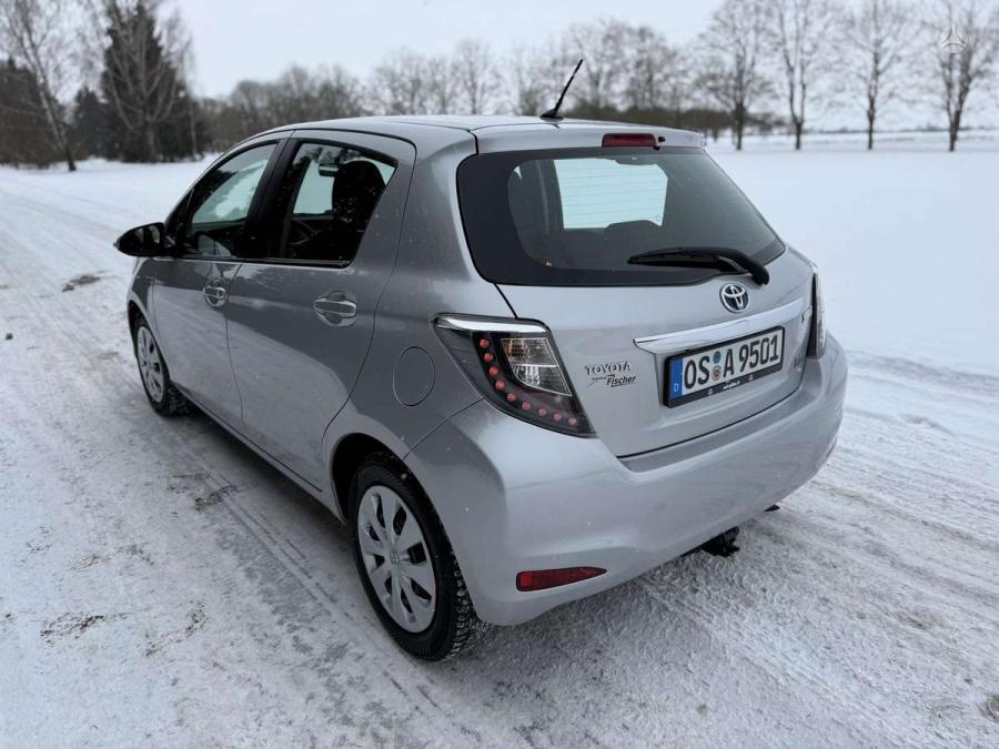 Grey Toyota Yaris 2012 in Vilkaviskis, with an engine capacity of 1.50 L and mileage of 172 thousand km for 6499 €, photo 5 on AUTOMOTO.COM.LV