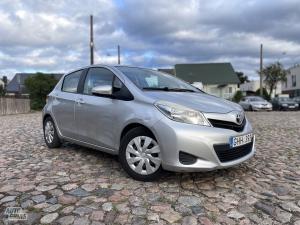 Pelēks Toyota Yaris 2012 Viļņa, ar dzinēja tilpumu 1.40 L un nobraukumu 204 tūkst. km par 3300 €, foto  vietnē AUTOMOTO.COM.LV