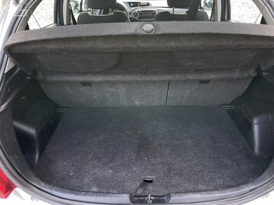 Pelēks Toyota Yaris 2012 Viļņa, ar dzinēja tilpumu 1.40 L un nobraukumu 204 tūkst. km par 3300 €, foto 8 vietnē AUTOMOTO.COM.LV