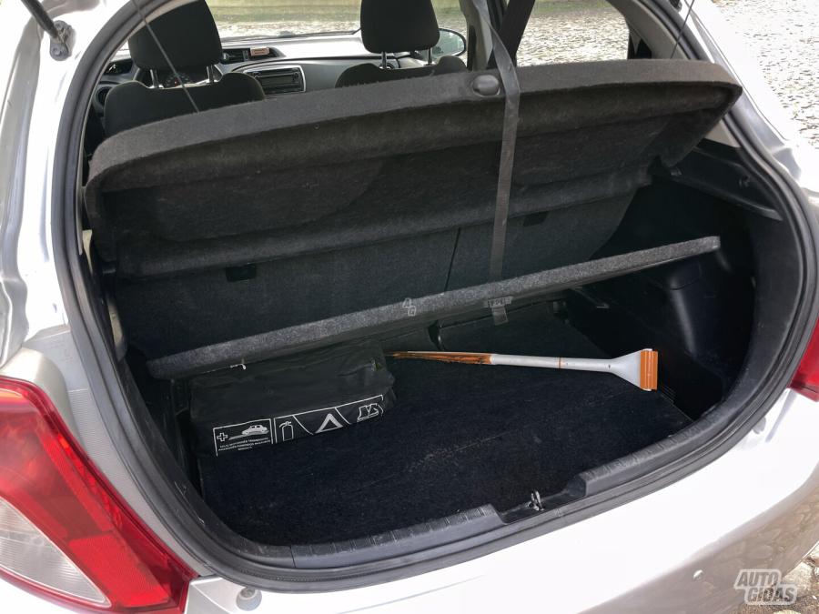 Pelēks Toyota Yaris 2012 Viļņa, ar dzinēja tilpumu 1.40 L un nobraukumu 204 tūkst. km par 3300 €, foto 9 vietnē AUTOMOTO.COM.LV