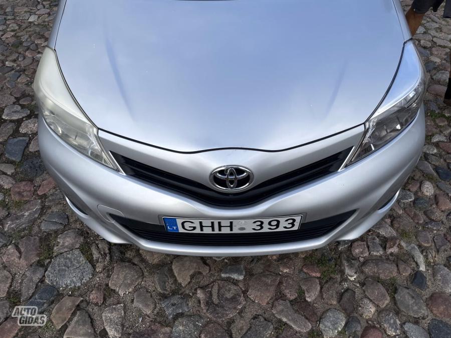 Pelēks Toyota Yaris 2012 Viļņa, ar dzinēja tilpumu 1.40 L un nobraukumu 204 tūkst. km par 3300 €, foto 10 vietnē AUTOMOTO.COM.LV