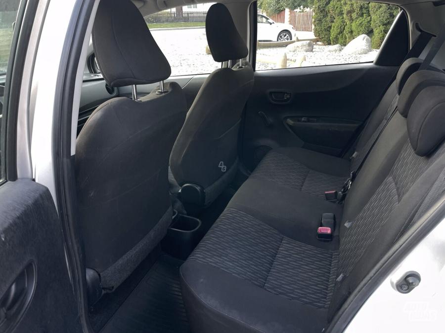 Pelēks Toyota Yaris 2012 Viļņa, ar dzinēja tilpumu 1.40 L un nobraukumu 204 tūkst. km par 3300 €, foto 13 vietnē AUTOMOTO.COM.LV