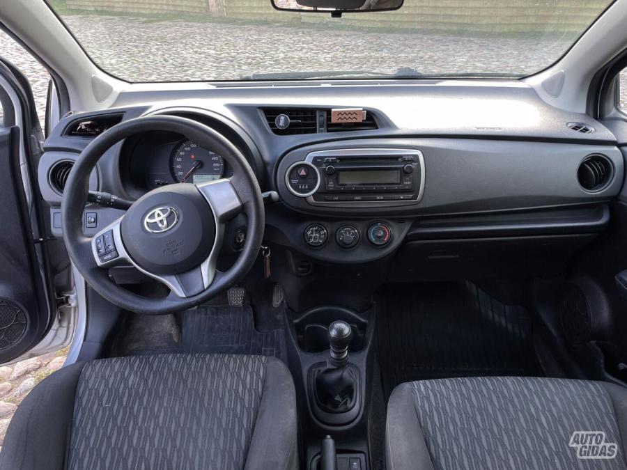 Pelēks Toyota Yaris 2012 Viļņa, ar dzinēja tilpumu 1.40 L un nobraukumu 204 tūkst. km par 3300 €, foto 14 vietnē AUTOMOTO.COM.LV