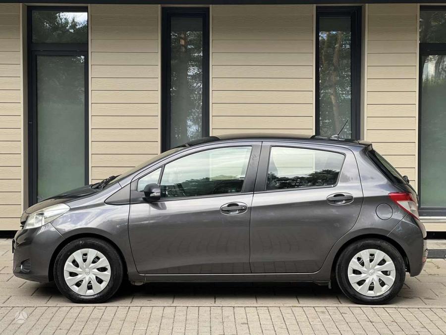 Pelēks Toyota Yaris 2012 Viļņa, ar dzinēja tilpumu 1.33 L un nobraukumu 156 tūkst. km par 3700 €, foto 5 vietnē AUTOMOTO.COM.LV