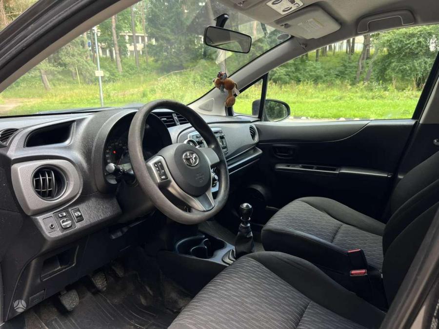 Pelēks Toyota Yaris 2012 Viļņa, ar dzinēja tilpumu 1.33 L un nobraukumu 156 tūkst. km par 3700 €, foto 12 vietnē AUTOMOTO.COM.LV