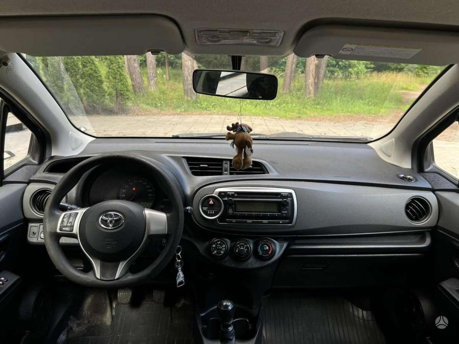 Pelēks Toyota Yaris 2012 Viļņa, ar dzinēja tilpumu 1.33 L un nobraukumu 156 tūkst. km par 3700 €, foto 13 vietnē AUTOMOTO.COM.LV