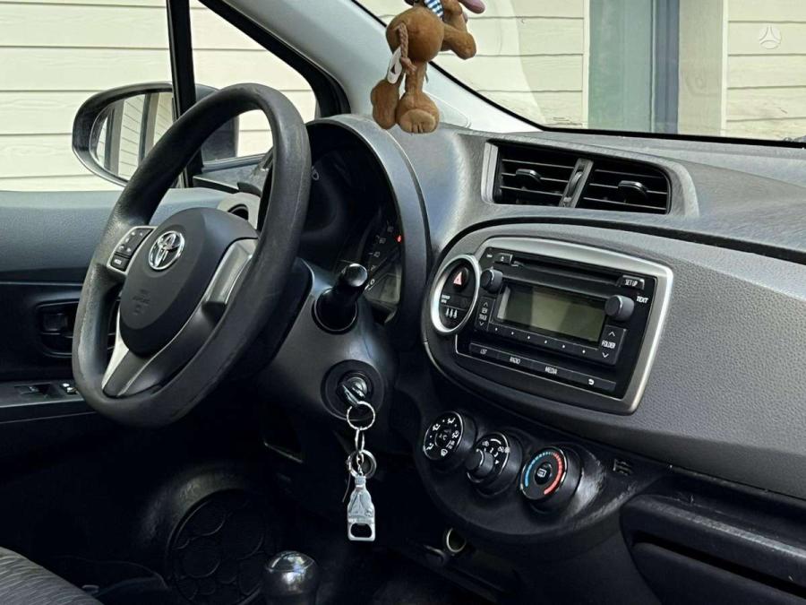 Pelēks Toyota Yaris 2012 Viļņa, ar dzinēja tilpumu 1.33 L un nobraukumu 156 tūkst. km par 3700 €, foto 14 vietnē AUTOMOTO.COM.LV