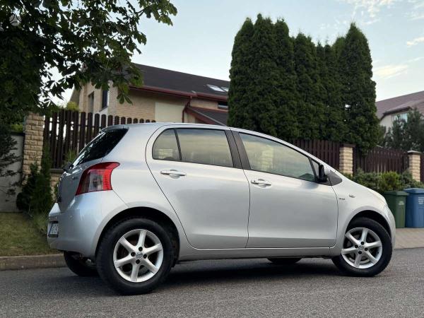 Grey Toyota Yaris 2012 in Vilnius, with an engine capacity of 1.36 L and mileage of 240 thousand km for 2950 €, photo 2 on AUTOMOTO.COM.LV