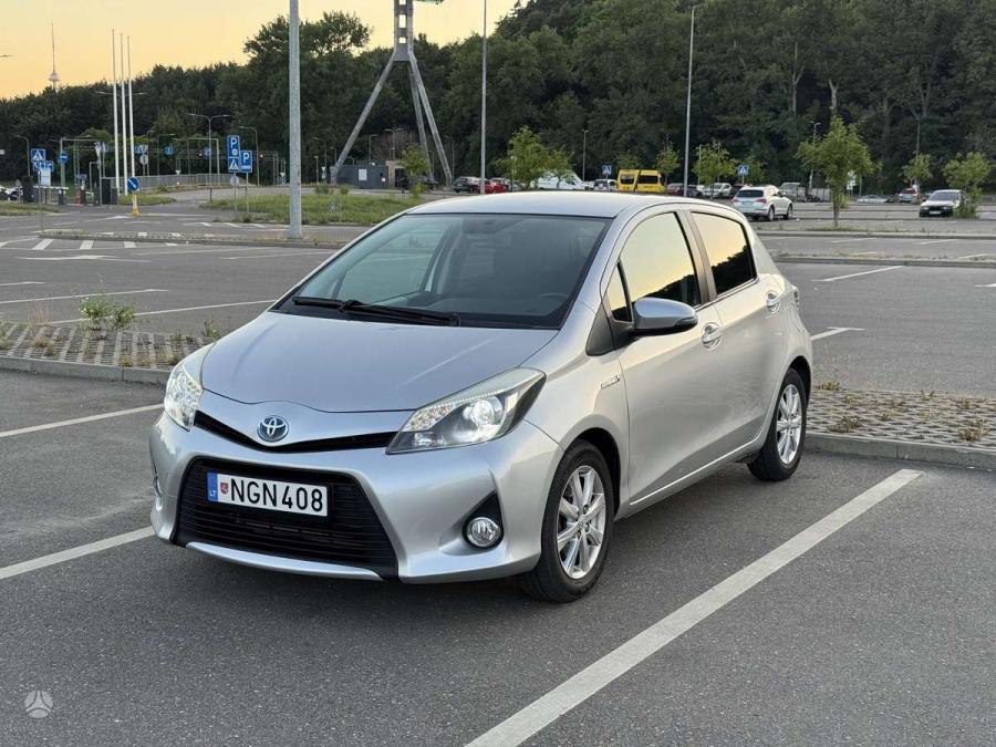 Grey Toyota Yaris 2012 in Vilnius, with an engine capacity of 1.50 L and mileage of 155 thousand km for 7200 €, photo 1 on AUTOMOTO.COM.LV