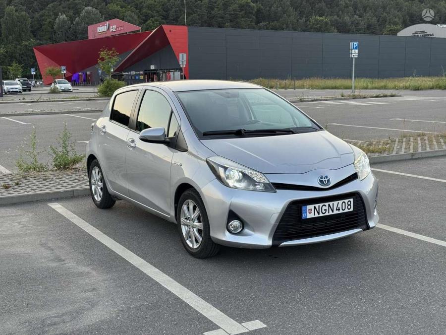 Grey Toyota Yaris 2012 in Vilnius, with an engine capacity of 1.50 L and mileage of 155 thousand km for 7200 €, photo 8 on AUTOMOTO.COM.LV