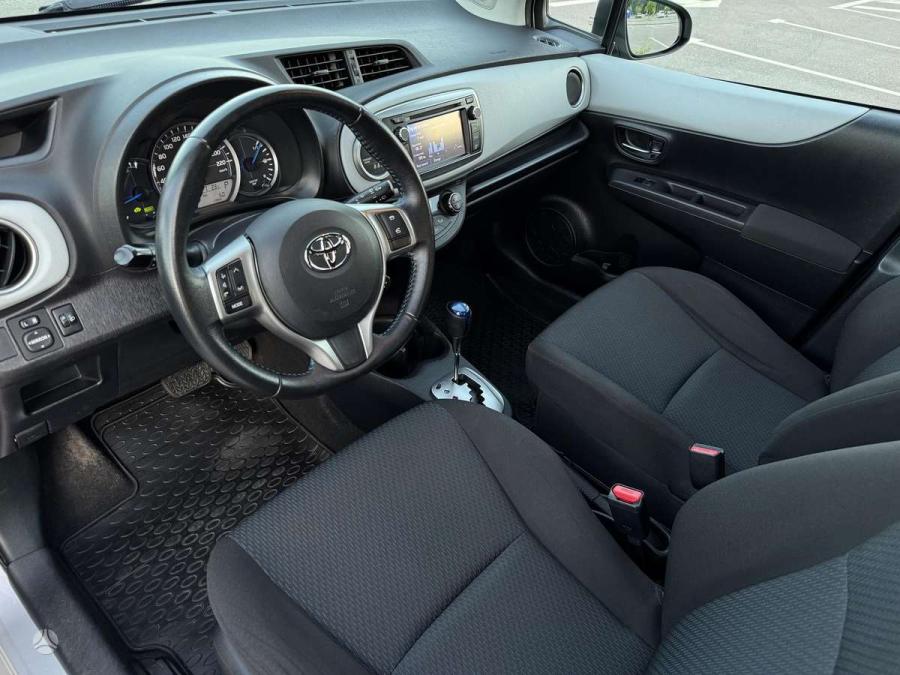 Grey Toyota Yaris 2012 in Vilnius, with an engine capacity of 1.50 L and mileage of 155 thousand km for 7200 €, photo 10 on AUTOMOTO.COM.LV