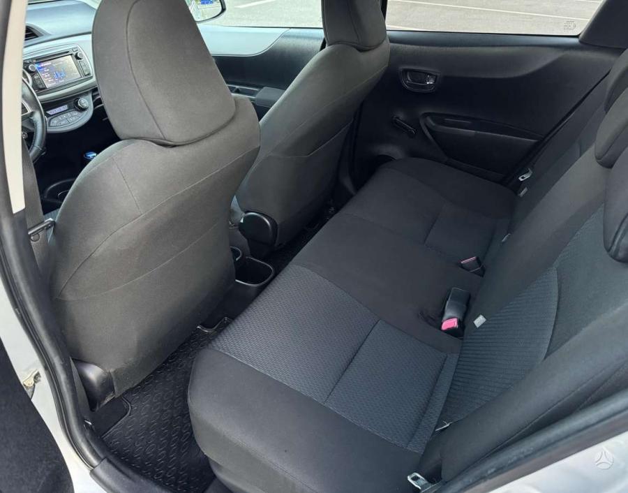 Grey Toyota Yaris 2012 in Vilnius, with an engine capacity of 1.50 L and mileage of 155 thousand km for 7200 €, photo 11 on AUTOMOTO.COM.LV
