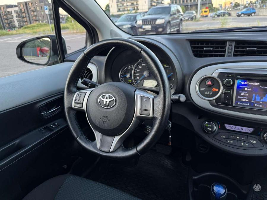 Grey Toyota Yaris 2012 in Vilnius, with an engine capacity of 1.50 L and mileage of 155 thousand km for 7200 €, photo 17 on AUTOMOTO.COM.LV