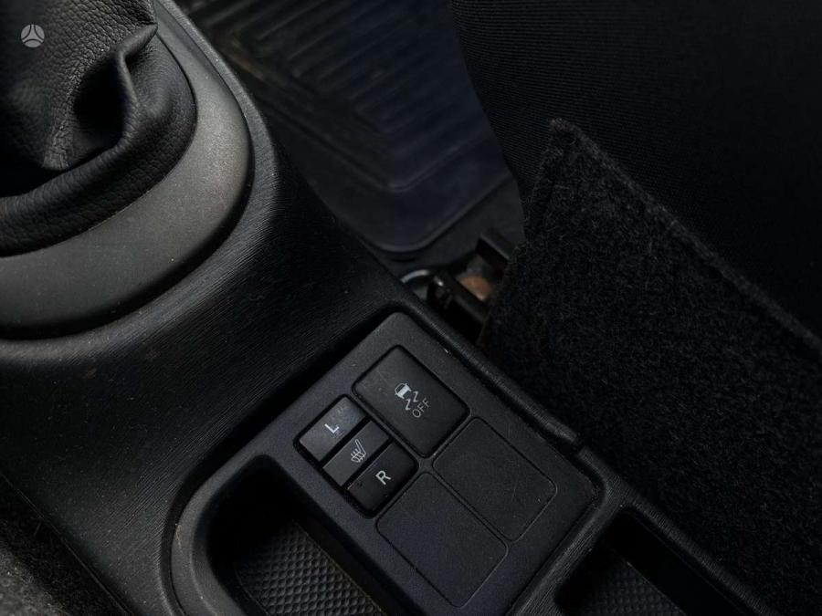 Серый Тойота Ярис 2012 в Вильнюс, объемом двигателя 1.36 л и пробегом 152 тыс. км за 2800 €, фото 22 на AUTOMOTO.COM.LV