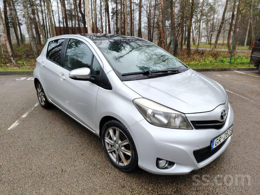 Grey Toyota Yaris 2012 in Jurmala, with an engine capacity of 1.40 L and mileage of 235 thousand km for 3600 €, photo 1 on AUTOMOTO.COM.LV