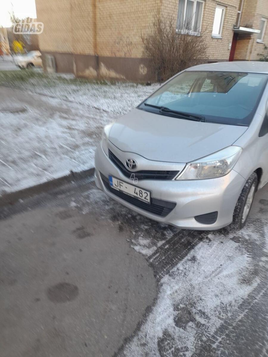 Grey Toyota Yaris 2013 in Radviliskis, with an engine capacity of 1.30 L and mileage of 220 thousand km for 4700 €, photo 1 on AUTOMOTO.COM.LV
