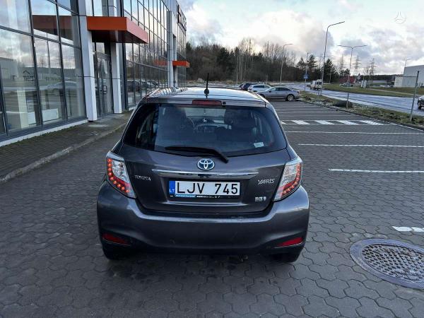 Grey Toyota Yaris 2013 in Vilnius, with an engine capacity of 1.50 L and mileage of 194 thousand km for 5899 €, photo 4 on AUTOMOTO.COM.LV