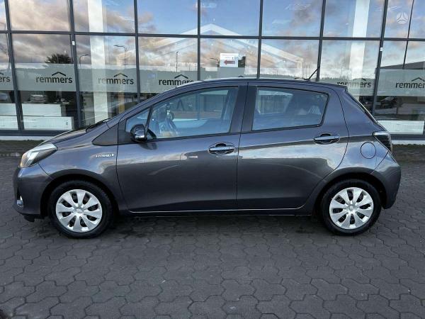 Pelēks Toyota Yaris 2013 Viļņa, ar dzinēja tilpumu 1.50 L un nobraukumu 194 tūkst. km par 5890 €, foto 2 vietnē AUTOMOTO.COM.LV
