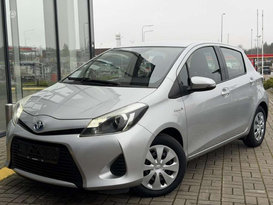 Grey Toyota Yaris 2013 in Vilnius, with an engine capacity of 1.50 L and mileage of 112 thousand km for 7999 €, photo 1 on AUTOMOTO.COM.LV