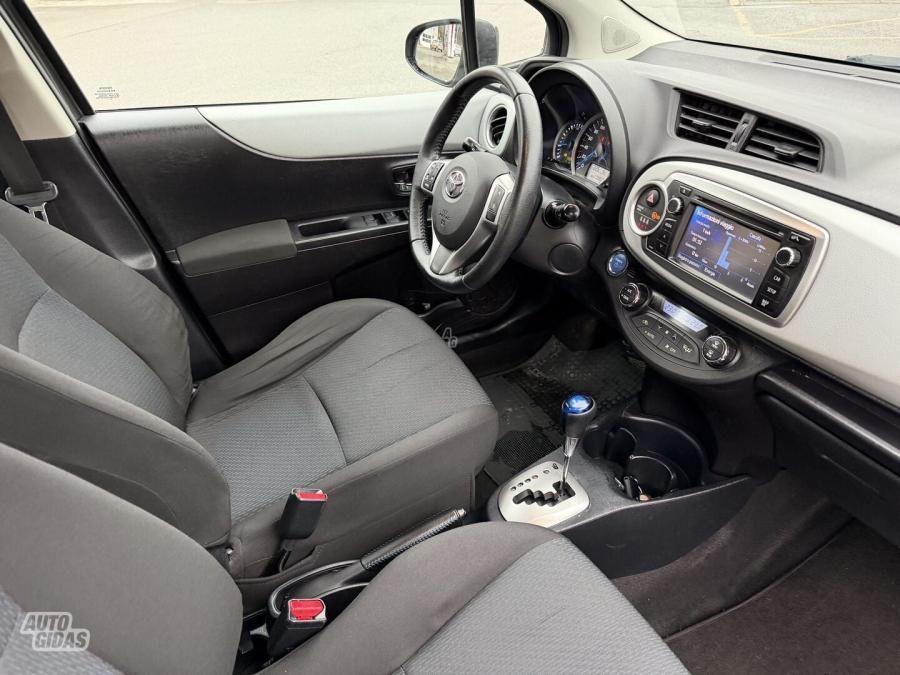 Grey Toyota Yaris 2013 in Vilnius, with an engine capacity of 1.50 L and mileage of 171 thousand km for 7500 €, photo 22 on AUTOMOTO.COM.LV