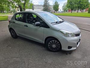 Pelēks Toyota Yaris 2013 Rīga, ar dzinēja tilpumu 1.30 L un nobraukumu 220 tūkst. km par 3950 €, foto 3 vietnē AUTOMOTO.COM.LV