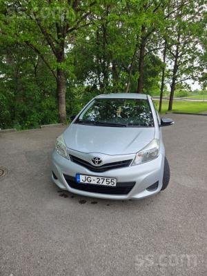Pelēks Toyota Yaris 2013 Rīga, ar dzinēja tilpumu 1.30 L un nobraukumu 220 tūkst. km par 3950 €, foto 4 vietnē AUTOMOTO.COM.LV