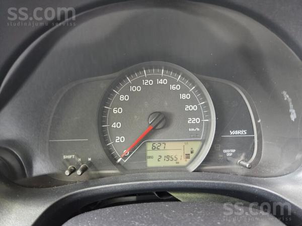 Pelēks Toyota Yaris 2013 Rīga, ar dzinēja tilpumu 1.30 L un nobraukumu 220 tūkst. km par 3950 €, foto 4 vietnē AUTOMOTO.COM.LV