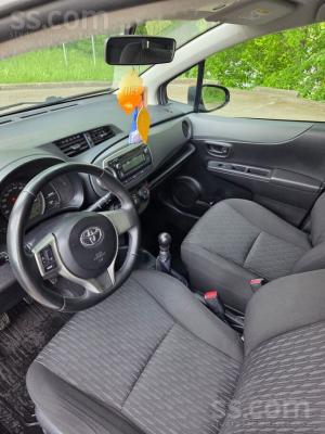 Pelēks Toyota Yaris 2013 Rīga, ar dzinēja tilpumu 1.30 L un nobraukumu 220 tūkst. km par 3950 €, foto 7 vietnē AUTOMOTO.COM.LV