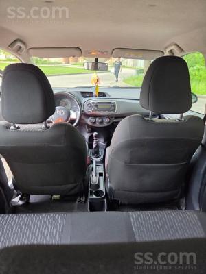 Pelēks Toyota Yaris 2013 Rīga, ar dzinēja tilpumu 1.30 L un nobraukumu 220 tūkst. km par 3950 €, foto 9 vietnē AUTOMOTO.COM.LV