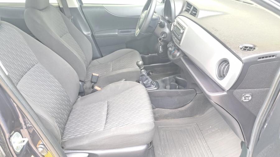 Pelēks Toyota Yaris 2013 Rīga, ar dzinēja tilpumu 1.40 L un nobraukumu 218 tūkst. km par 4550 €, foto 4 vietnē AUTOMOTO.COM.LV