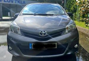 Pelēks Toyota Yaris 2013 Klaipėda, ar dzinēja tilpumu 1.00 L un nobraukumu 58 tūkst. km par 4999 €, foto  vietnē AUTOMOTO.COM.LV