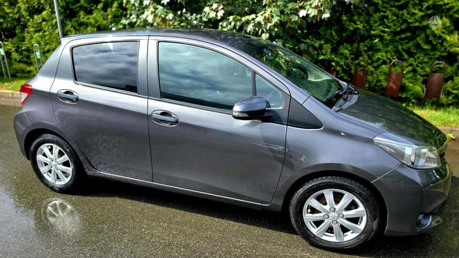 Pelēks Toyota Yaris 2013 Klaipėda, ar dzinēja tilpumu 1.00 L un nobraukumu 58 tūkst. km par 4999 €, foto 4 vietnē AUTOMOTO.COM.LV