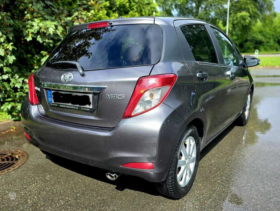 Pelēks Toyota Yaris 2013 Klaipėda, ar dzinēja tilpumu 1.00 L un nobraukumu 58 tūkst. km par 4999 €, foto 5 vietnē AUTOMOTO.COM.LV
