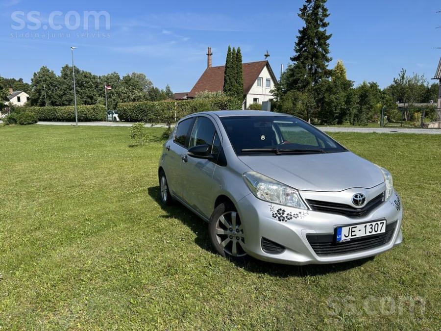 Grey Toyota Yaris 2013 in Ogre, with an engine capacity of 1.00 L and mileage of 194 thousand km for 4800 €, photo 3 on AUTOMOTO.COM.LV