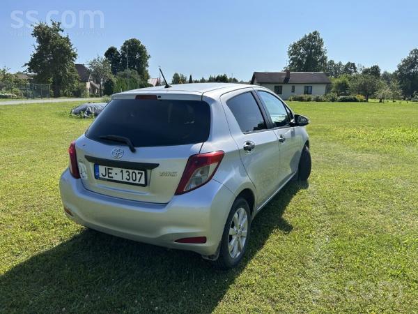 Pelēks Toyota Yaris 2013 Ogre, ar dzinēja tilpumu 1.00 L un nobraukumu 194 tūkst. km par 4800 €, foto 3 vietnē AUTOMOTO.COM.LV