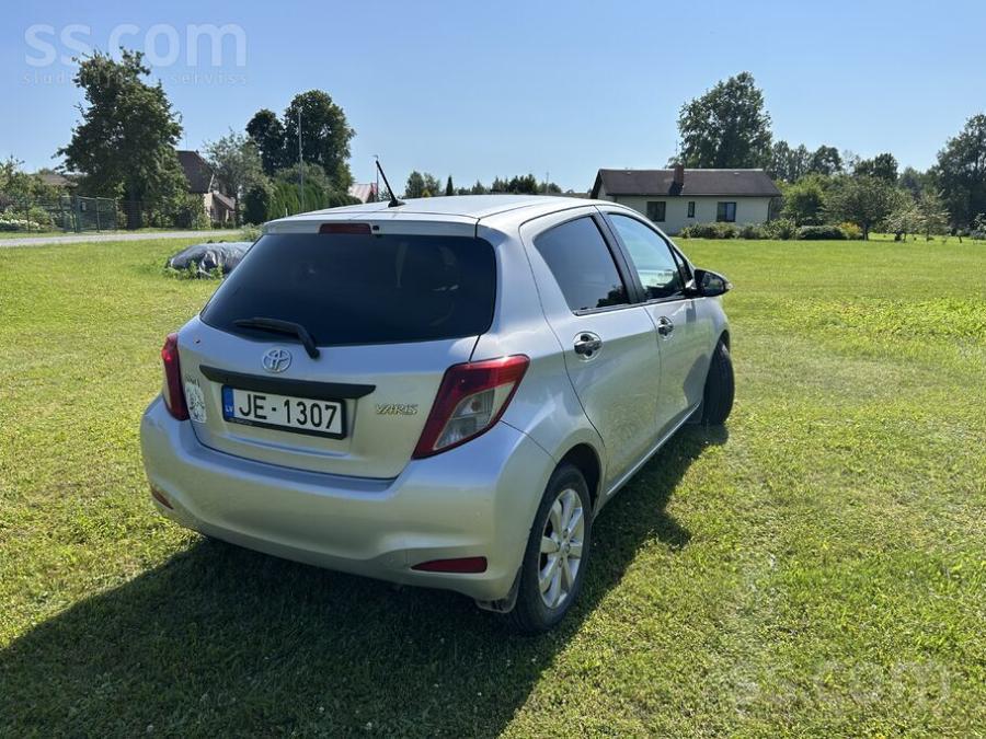 Grey Toyota Yaris 2013 in Ogre, with an engine capacity of 1.00 L and mileage of 194 thousand km for 4800 €, photo 4 on AUTOMOTO.COM.LV