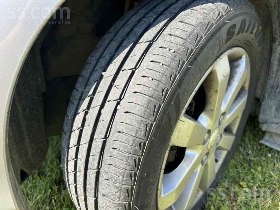 Grey Toyota Yaris 2013 in Ogre, with an engine capacity of 1.00 L and mileage of 194 thousand km for 4800 €, photo 11 on AUTOMOTO.COM.LV