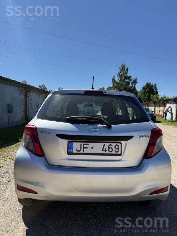 Pelēks Toyota Yaris 2013 Rēzekne, ar dzinēja tilpumu 1.30 L un nobraukumu 267 tūkst. km par 3550 €, foto 1 vietnē AUTOMOTO.COM.LV