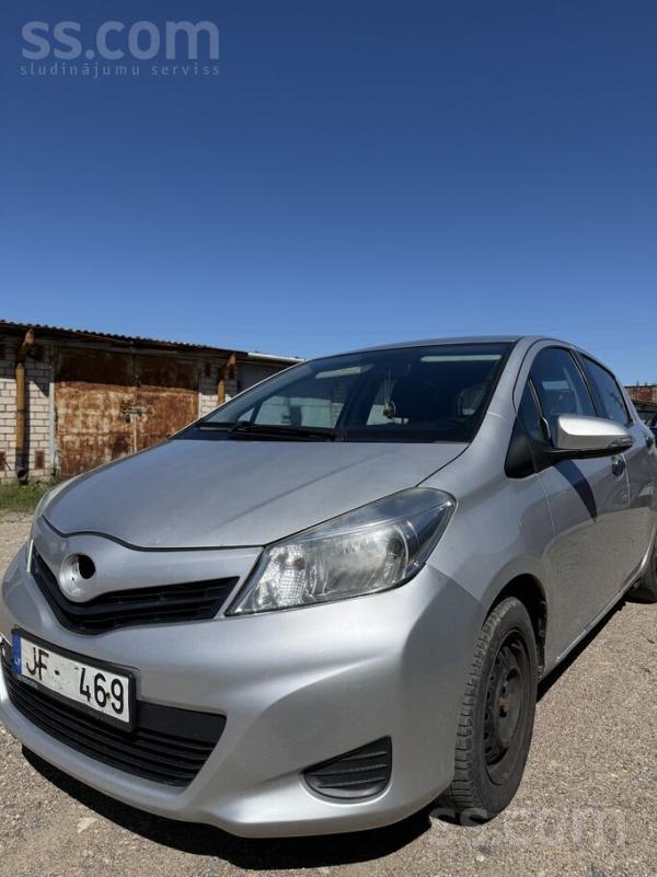 Pelēks Toyota Yaris 2013 Rēzekne, ar dzinēja tilpumu 1.30 L un nobraukumu 267 tūkst. km par 3550 €, foto 2 vietnē AUTOMOTO.COM.LV