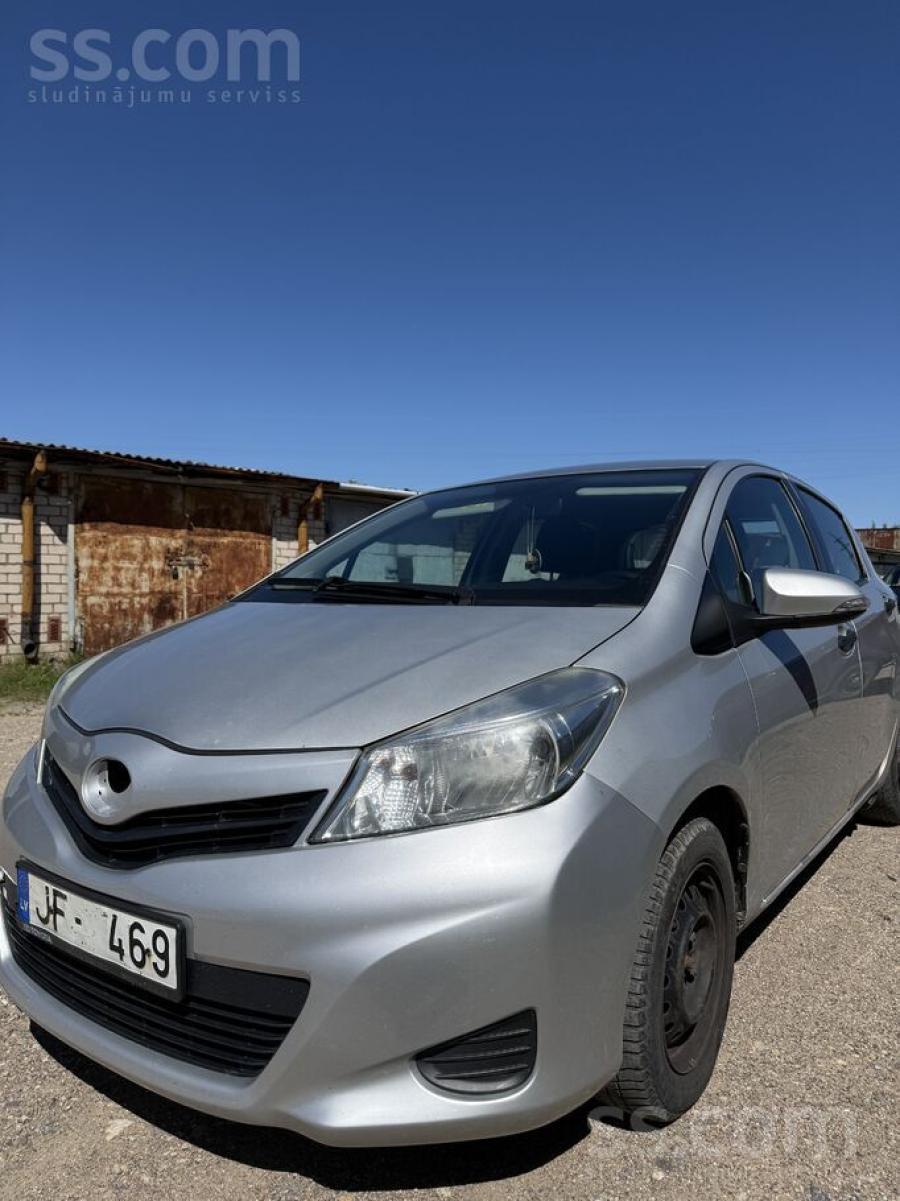 Pelēks Toyota Yaris 2013 Rēzekne, ar dzinēja tilpumu 1.30 L un nobraukumu 267 tūkst. km par 3550 €, foto 3 vietnē AUTOMOTO.COM.LV