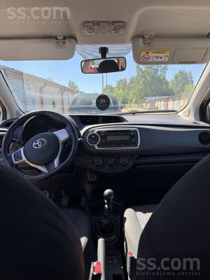 Pelēks Toyota Yaris 2013 Rēzekne, ar dzinēja tilpumu 1.30 L un nobraukumu 267 tūkst. km par 3550 €, foto 4 vietnē AUTOMOTO.COM.LV