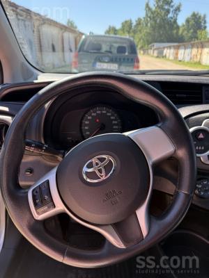 Pelēks Toyota Yaris 2013 Rēzekne, ar dzinēja tilpumu 1.30 L un nobraukumu 267 tūkst. km par 3550 €, foto 5 vietnē AUTOMOTO.COM.LV