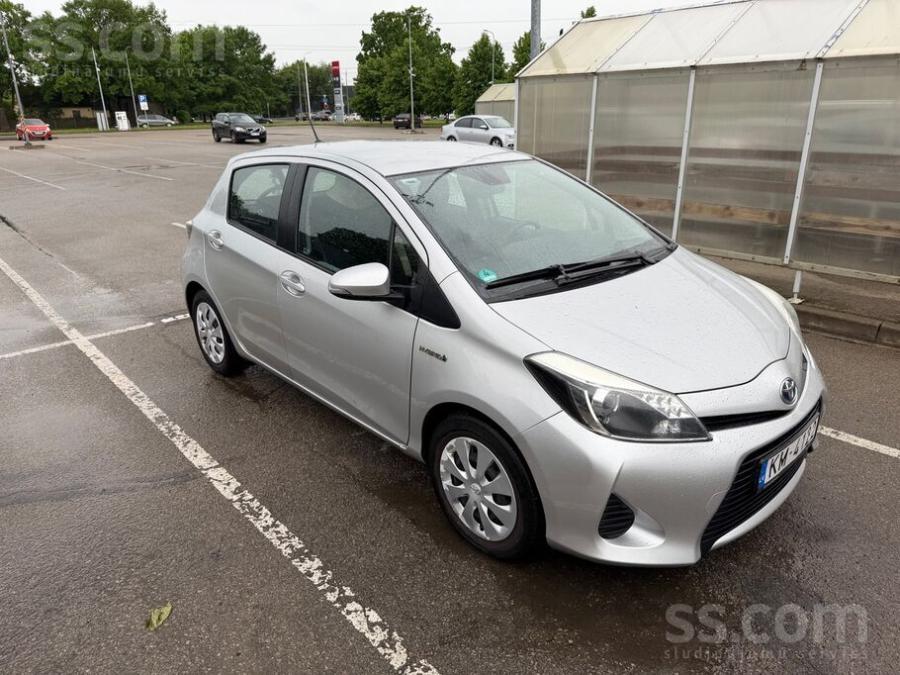 Pelēks Toyota Yaris 2013 Rīga, ar dzinēja tilpumu 1.50 L un nobraukumu 237 tūkst. km par 4800 €, foto 3 vietnē AUTOMOTO.COM.LV