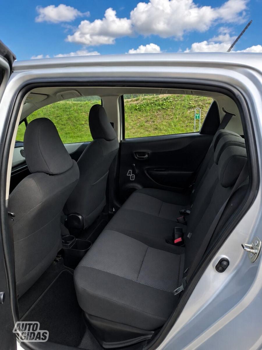 Pelēks Toyota Yaris 2013 Viļņa, ar dzinēja tilpumu 1.50 L un nobraukumu 193 tūkst. km par 7250 €, foto 10 vietnē AUTOMOTO.COM.LV