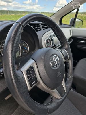 Pelēks Toyota Yaris 2013 Viļņa, ar dzinēja tilpumu 1.50 L un nobraukumu 193 tūkst. km par 7250 €, foto 13 vietnē AUTOMOTO.COM.LV