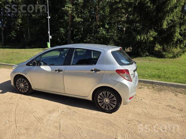 Grey Toyota Yaris 2013 in Riga, with an engine capacity of 1.30 L and mileage of 220 thousand km for 2950 €, photo 3 on AUTOMOTO.COM.LV