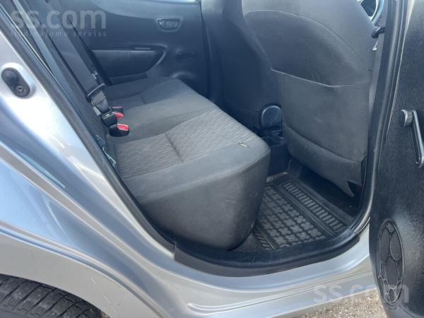 Grey Toyota Yaris 2013 in Rezekne, with an engine capacity of 1.30 L and mileage of 278 thousand km for 3550 €, photo 9 on AUTOMOTO.COM.LV