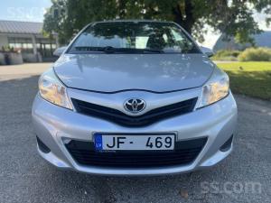 Pelēks Toyota Yaris 2013 Rēzekne, ar dzinēja tilpumu 1.30 L un nobraukumu 278 tūkst. km par 3550 €, foto  vietnē AUTOMOTO.COM.LV