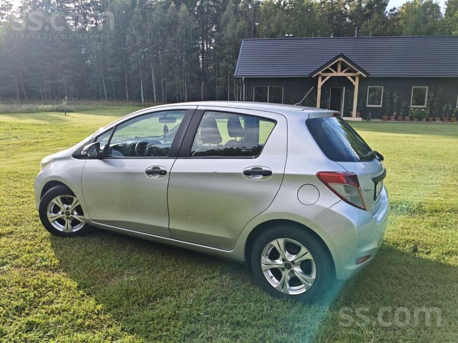 Pelēks Toyota Yaris 2013 Rīga, ar dzinēja tilpumu 1.30 L un nobraukumu 220 tūkst. km par 2950 €, foto 3 vietnē AUTOMOTO.COM.LV